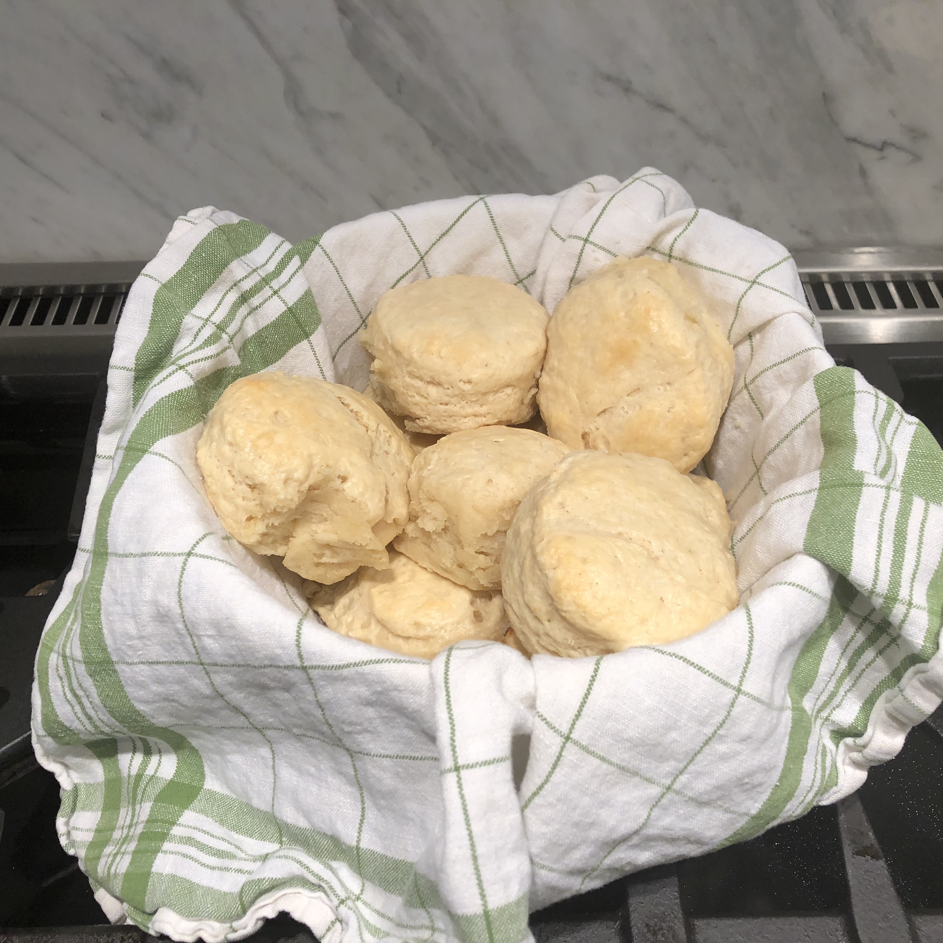 Easy-to-make southern buttermilk biscuits that will always impress your ...